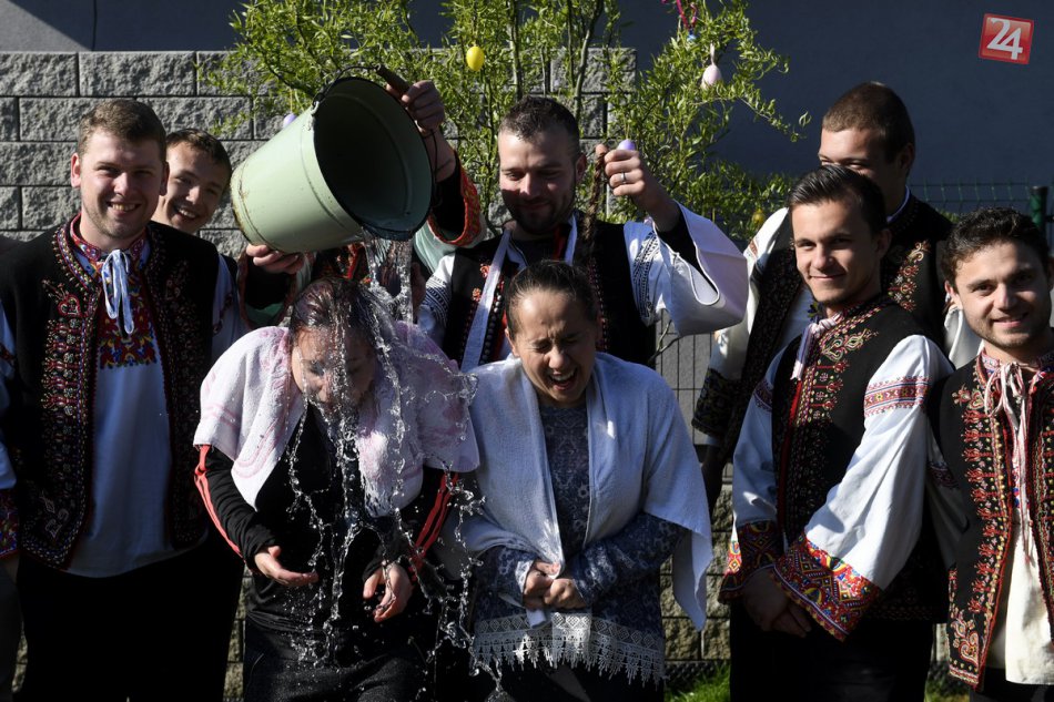 FOTO: Veľkonočná šibačka a oblievačka, tradície udržiavajú najmä ...